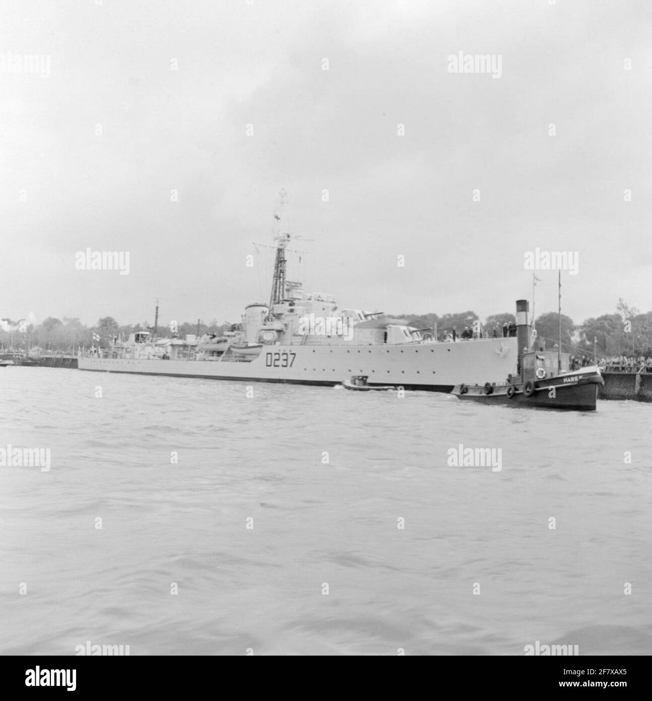 Visit of Sas Simon van der Stel (ex HMS Whelp, but still with number ...