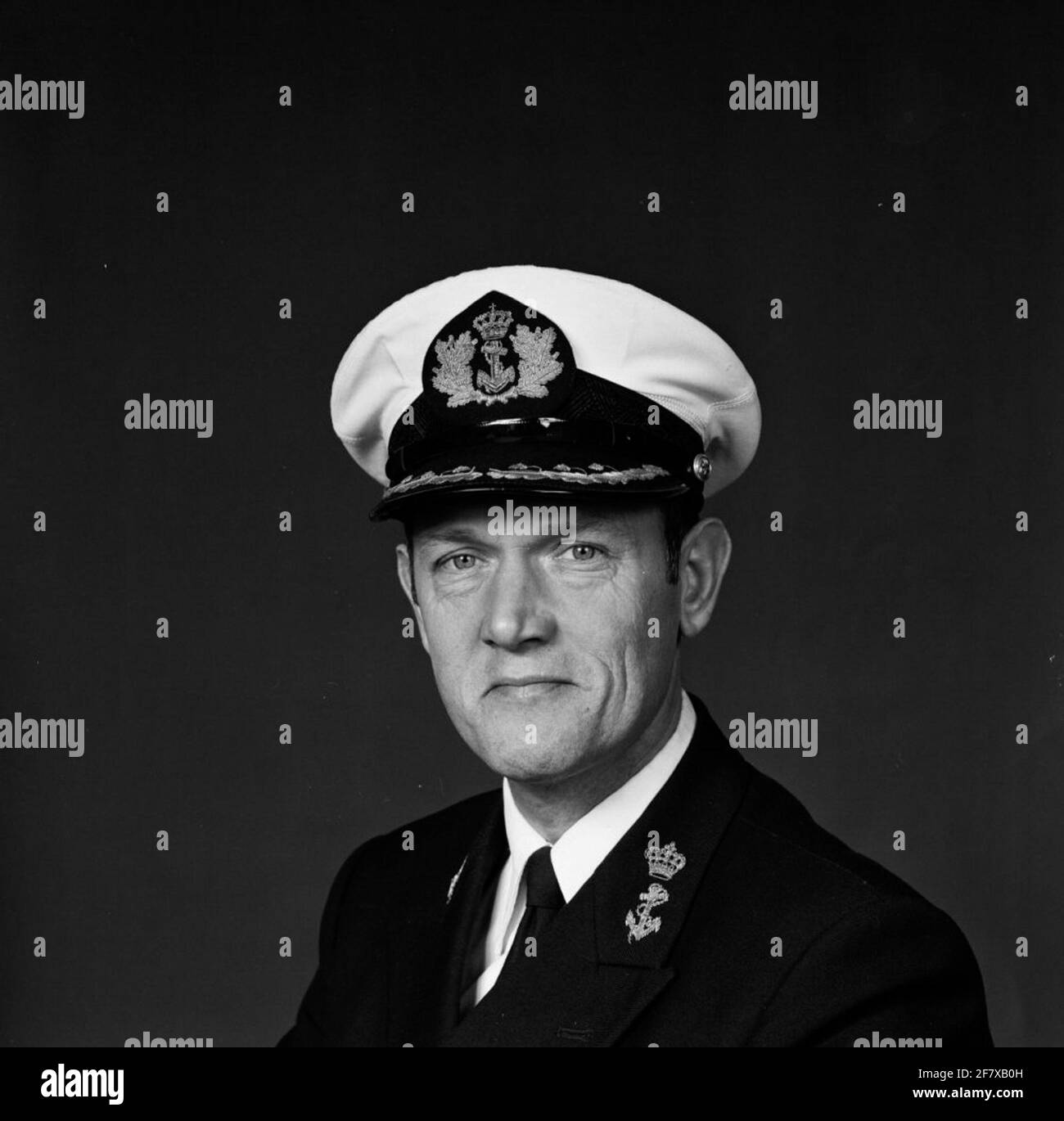 Captain-Lieutenant at sea A. Veentjer, Commander Aircraft Quadron 860 ...