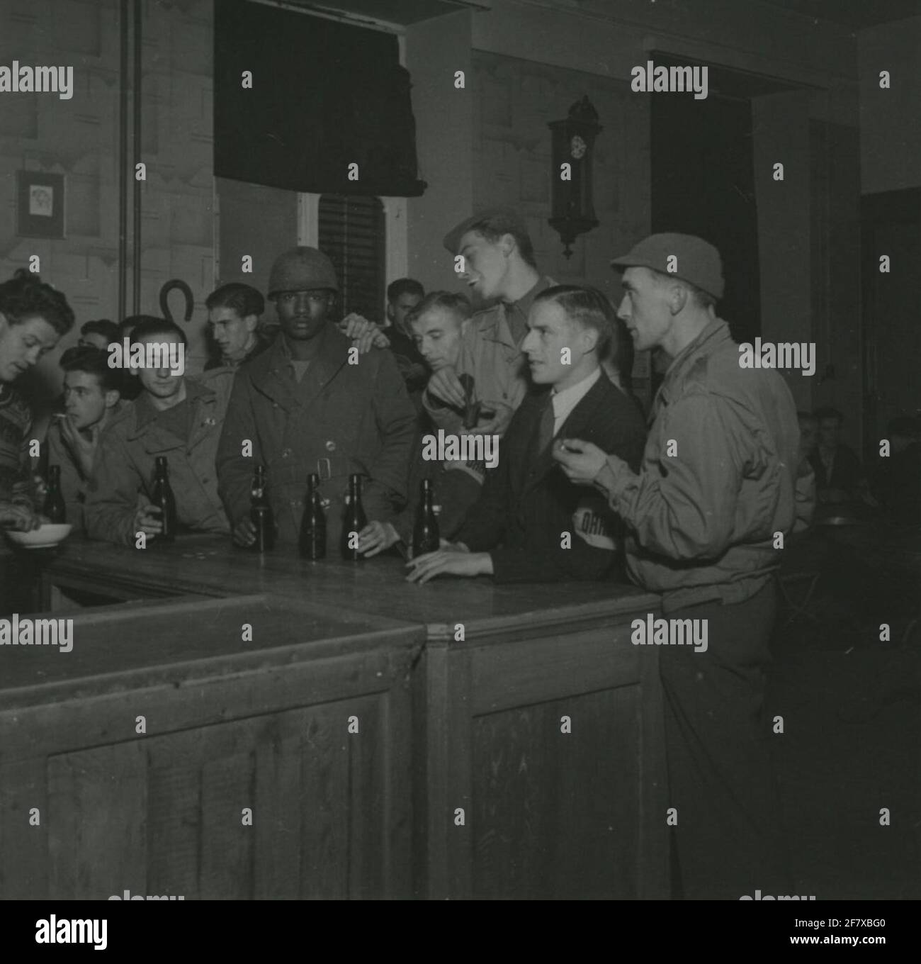 American soldiers gathering hi-res stock photography and images - Alamy