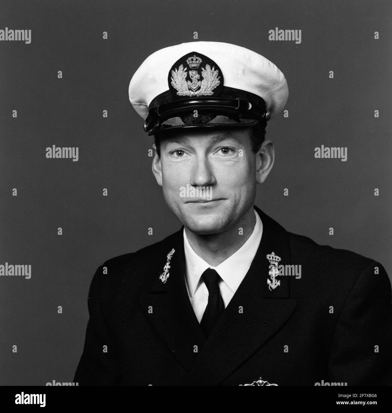 Lieutenant at sea of the 1st class van der Sluijs Commander Hr.Ms. Seal ...