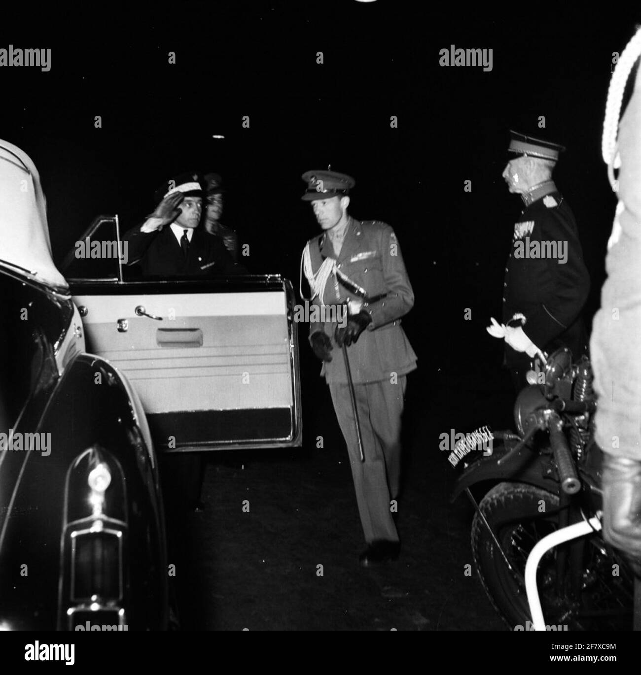 British officer leadership Black and White Stock Photos & Images - Alamy