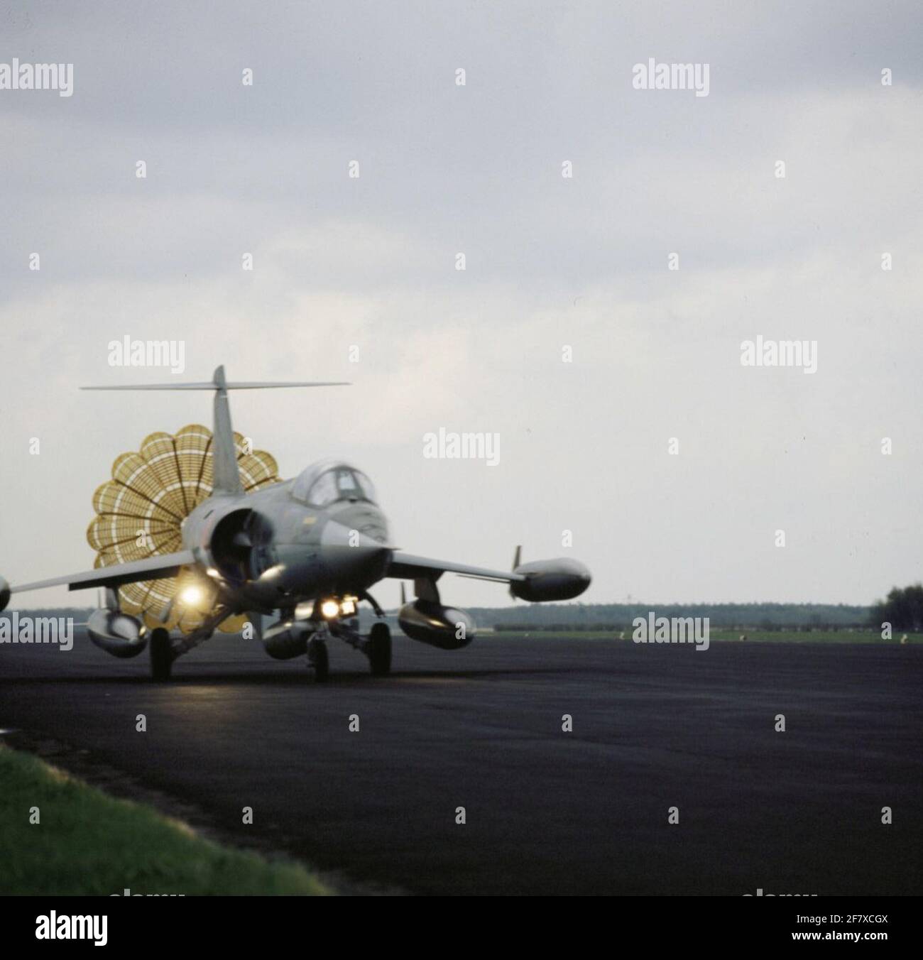 Brake parachute hi-res stock photography and images - Alamy