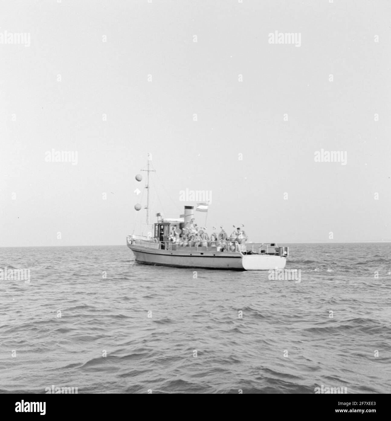 A few buoys are placed from the DREG IV by the service of hydrography ...