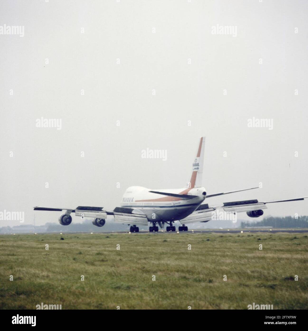 A Boeing 747-200 from Wardair (Canada) in the landing at Schiphol ...
