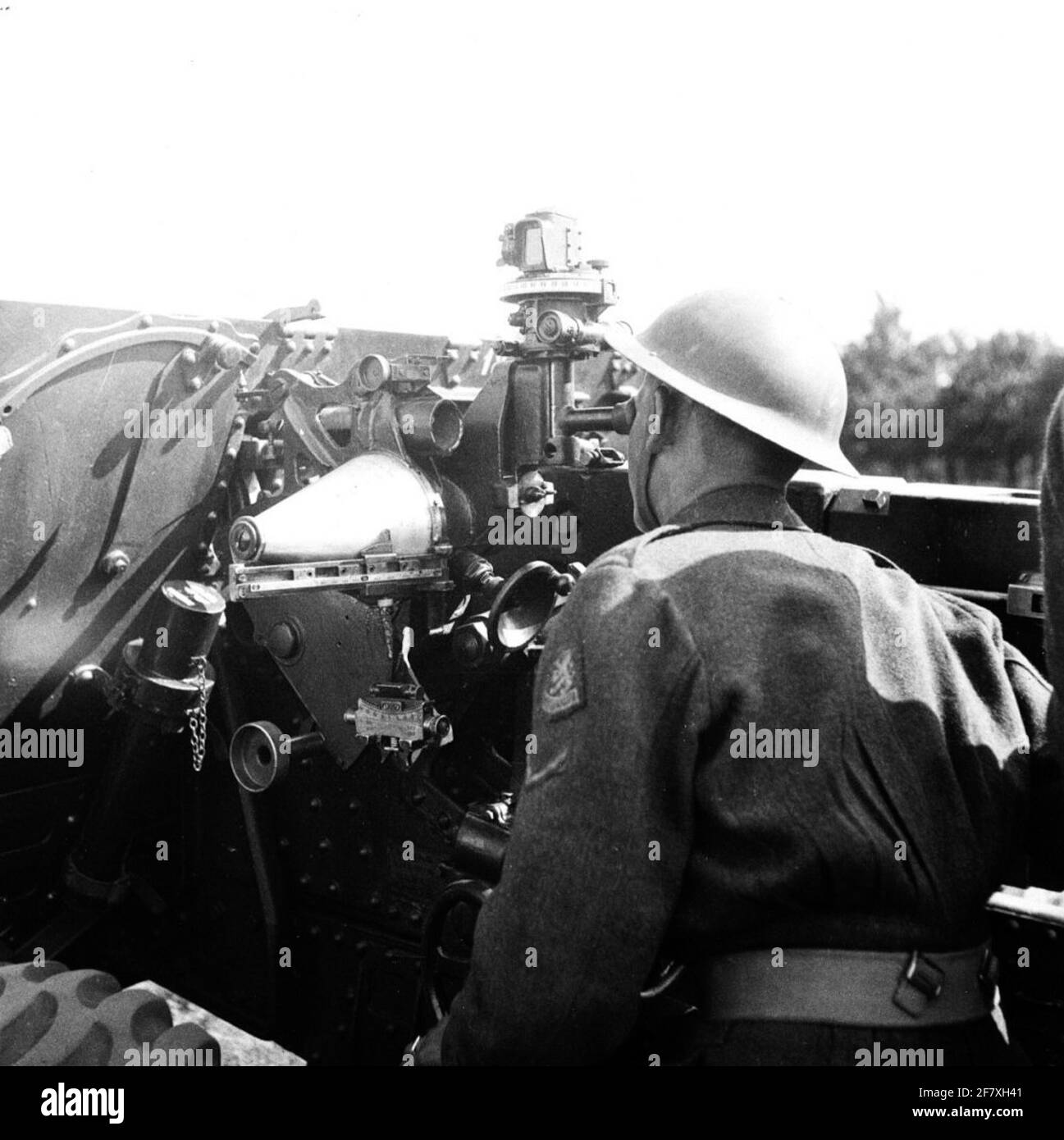 2nd regiment field artillery with cannon 9 field (25-ponder), oath ...