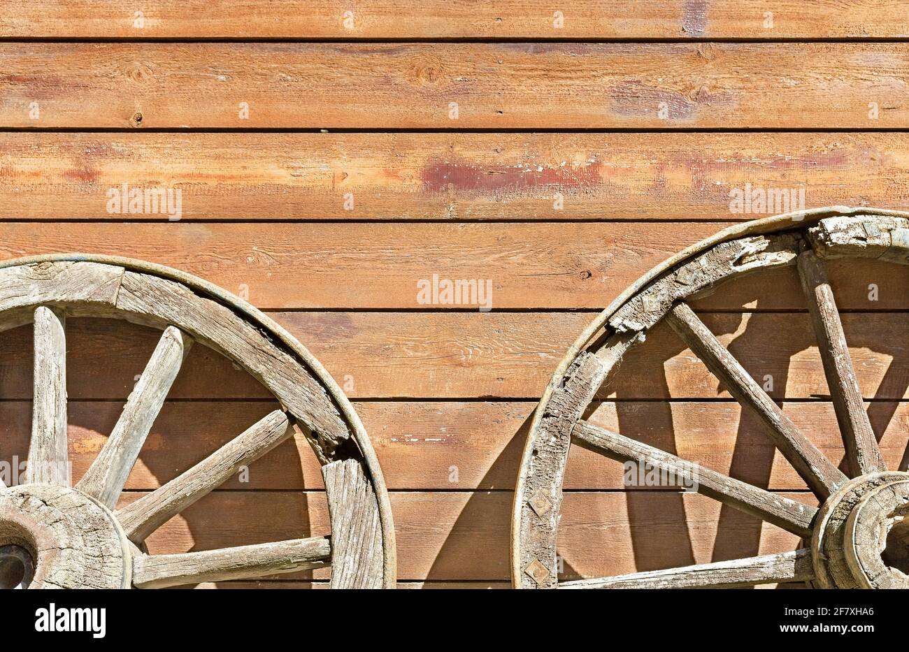 Antique western wagon wheel hi-res stock photography and images - Alamy