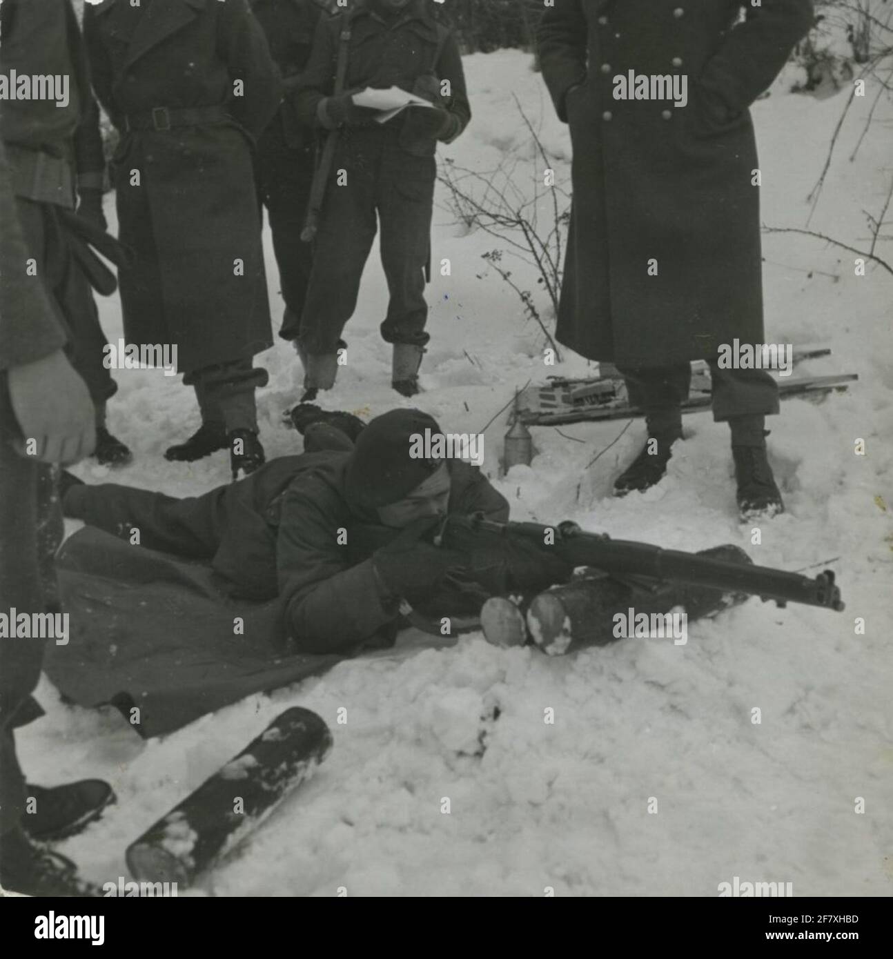 Second world war soldiers shooting hi-res stock photography and images ...