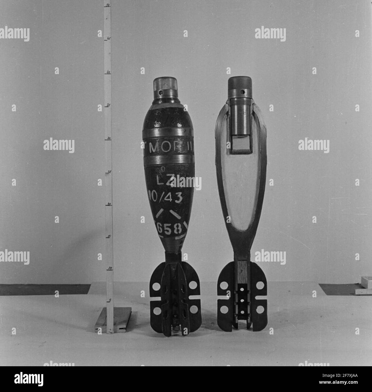 Mortar granate (3 inch) with a cross-section of the same model on the right. 3 inch = 76.2 mm ...