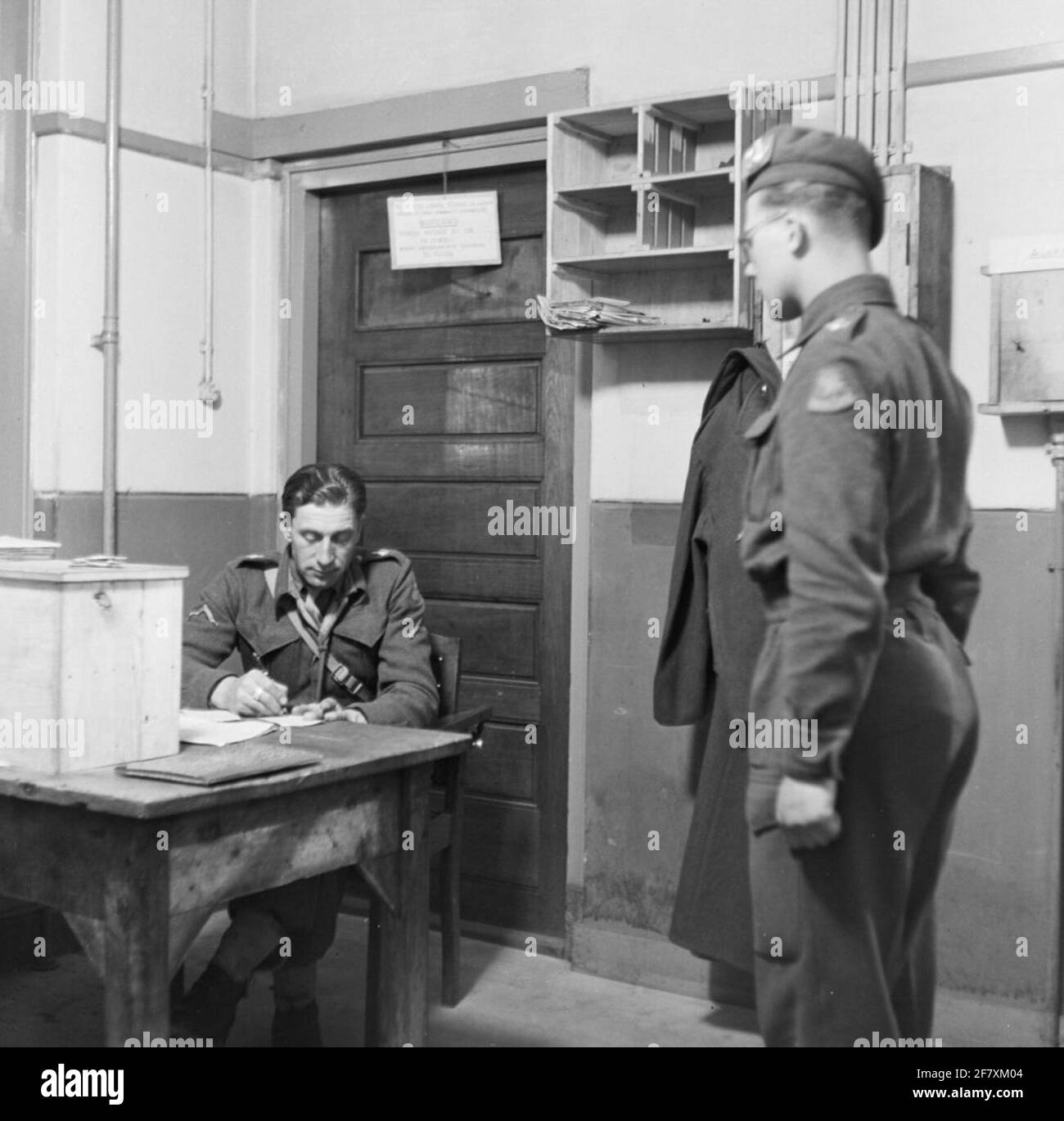 Soldier reporting hi-res stock photography and images - Alamy