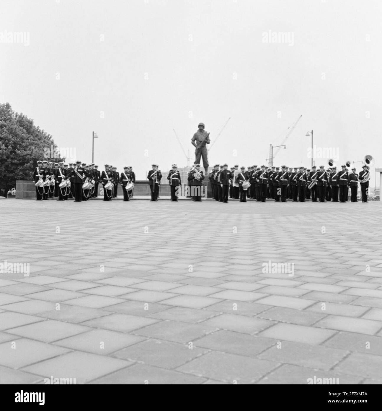 The Marinierskapel is drawn up for the Marine monument on Oostplein in ...