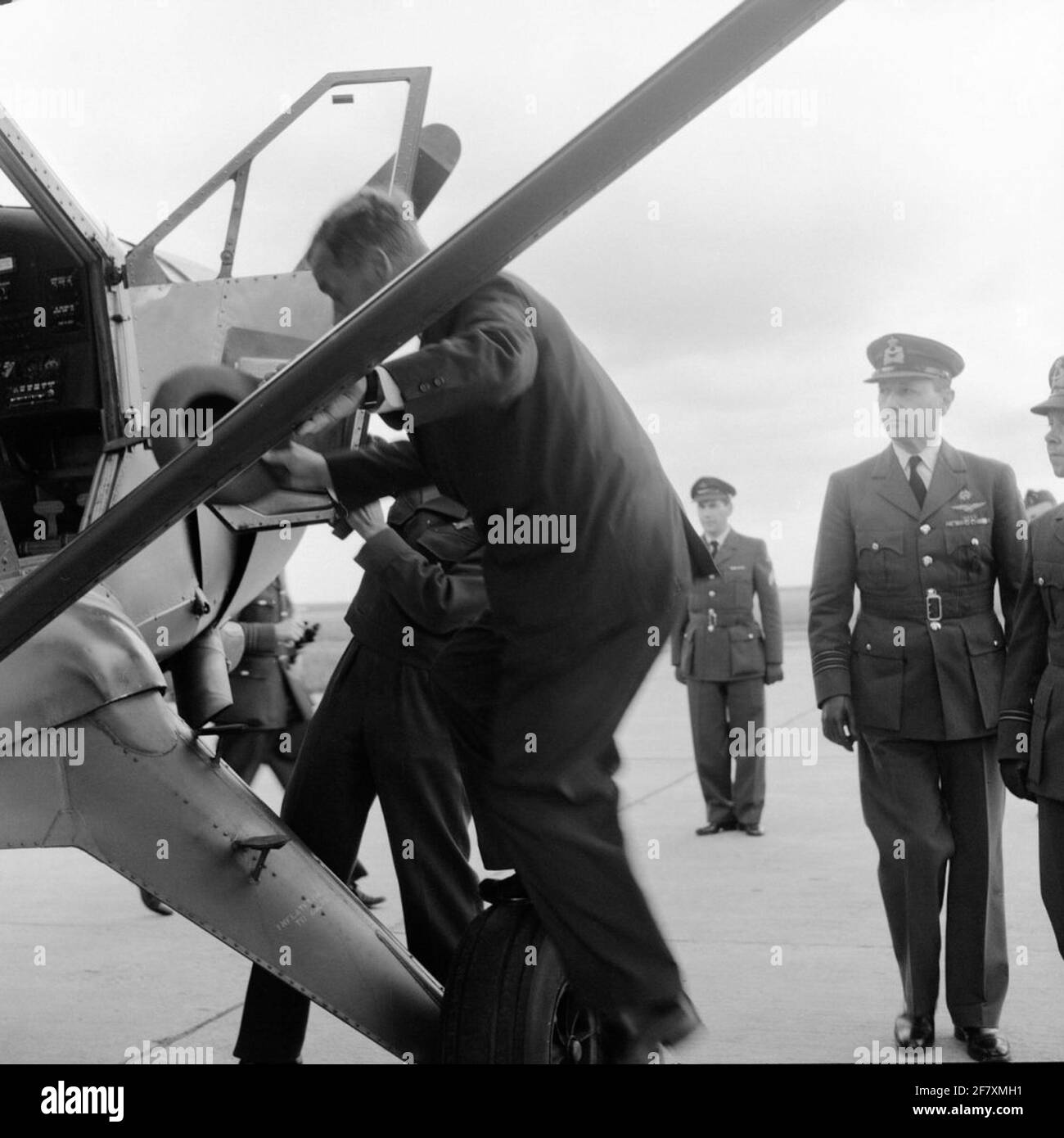 Minister of Defense, Ir. S.H. Visser brings a working visit to the ...