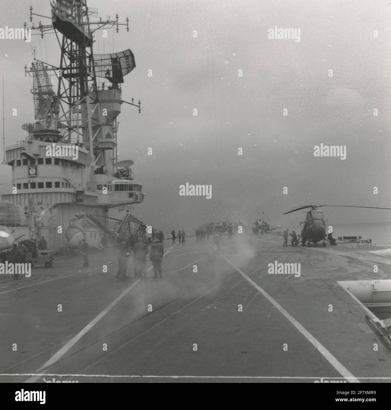 Hr.ms. Flying campschip Karel Doorman (2) (1948-1968), overview deck ...