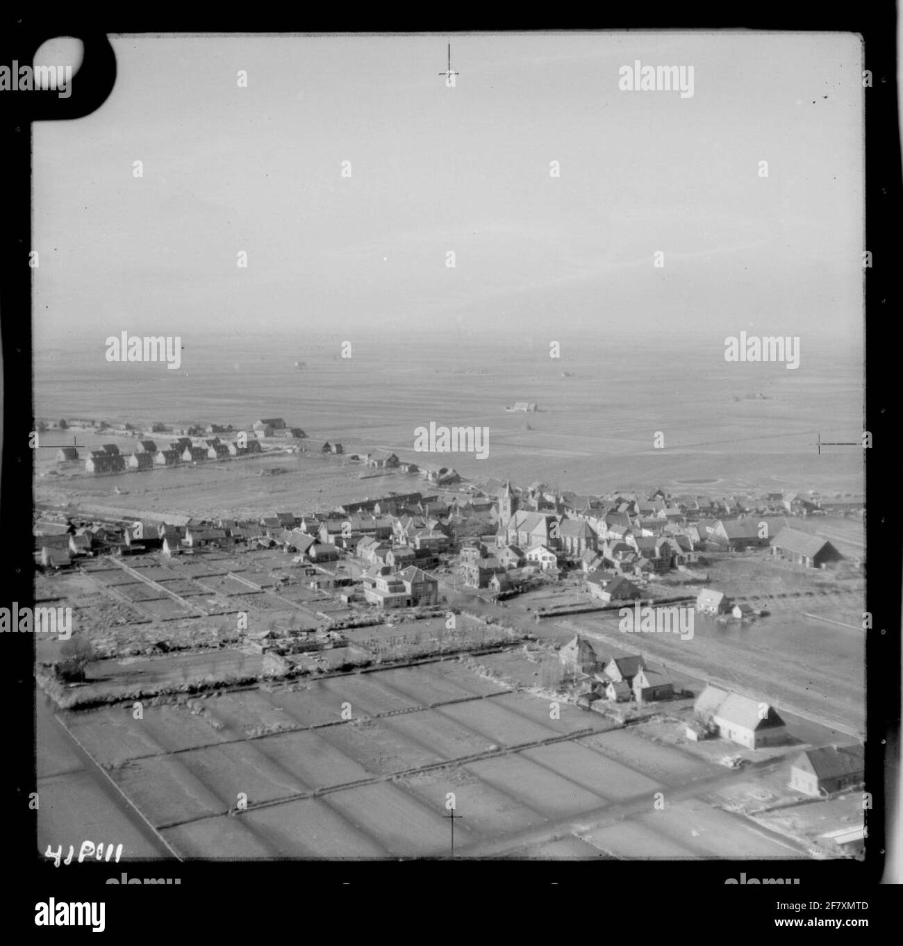 Watersnoodramp 1953. Air photo of Nieuwe-Tonge with an overview of the ...