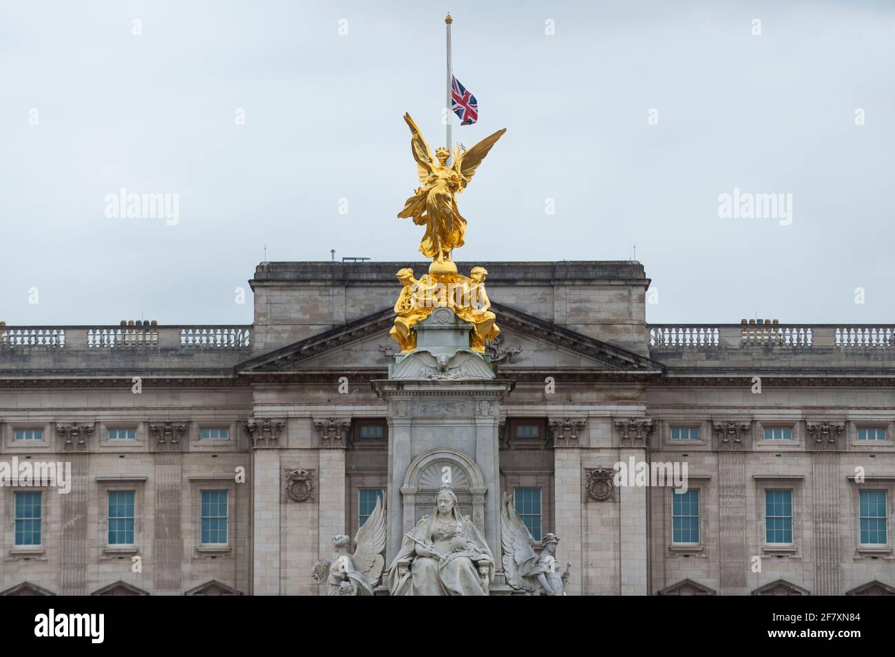 Buckingham palace flag half mast hi-res stock photography and images ...