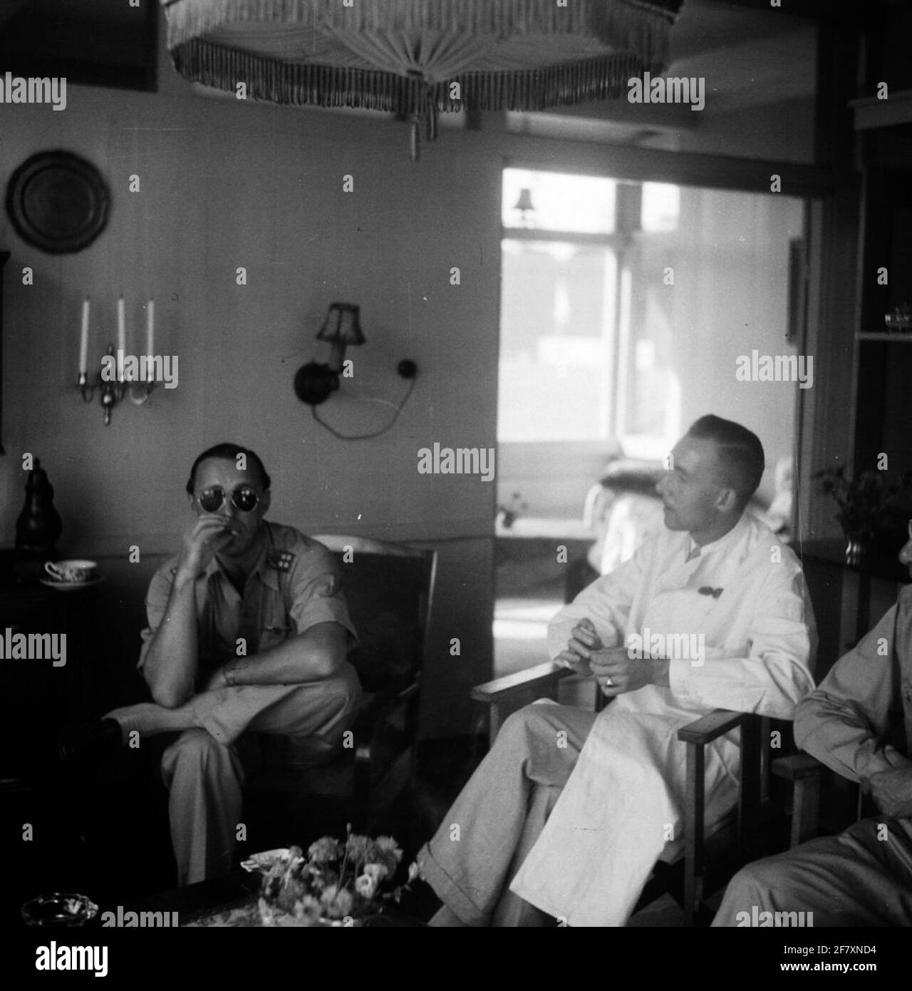 Prince Bernhard in conversation with a Dutch doctor at his visit to ...