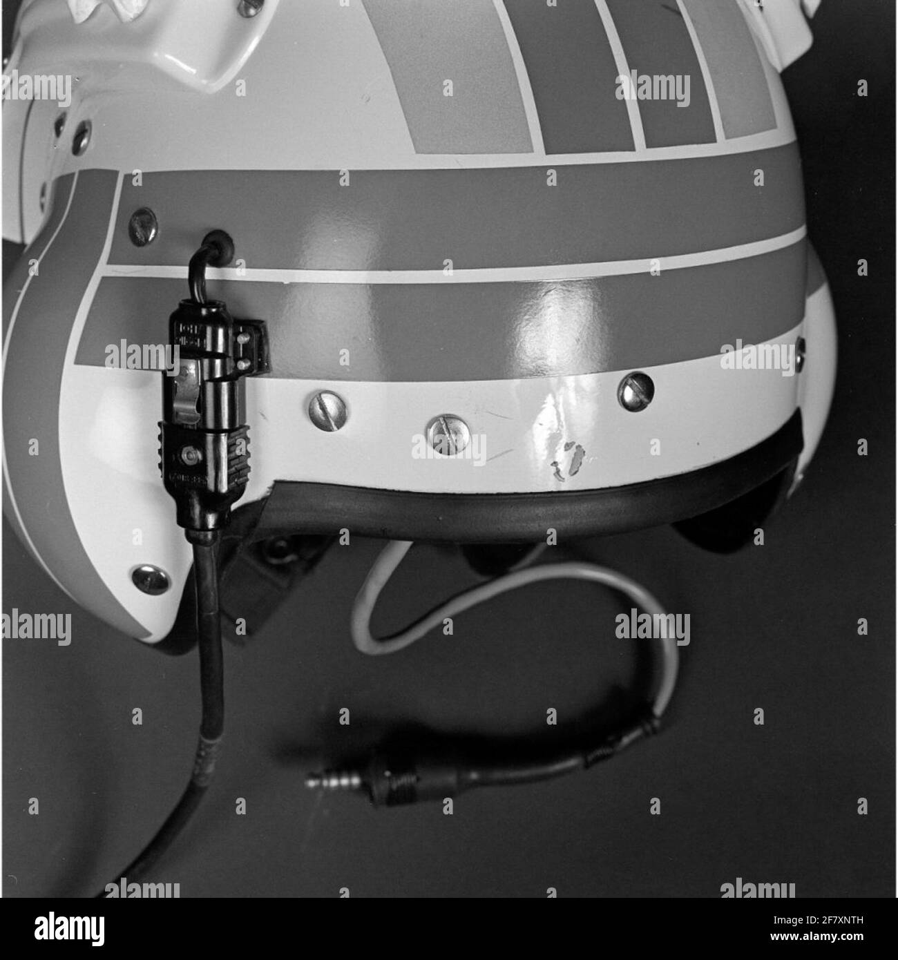 Technical uptake of the connection of the throat microphone of a flyer ...