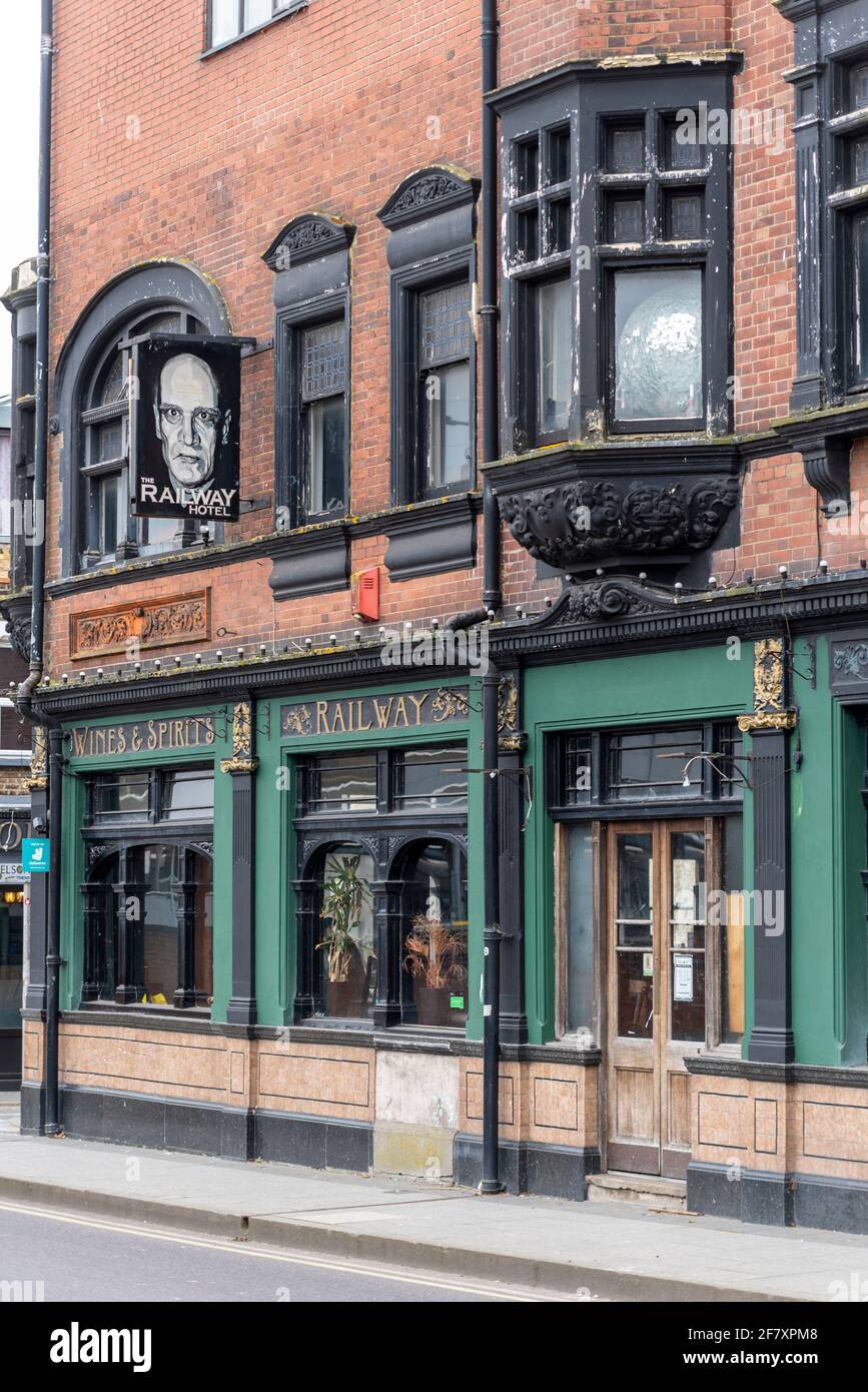 Pub sign railway hi-res stock photography and images - Alamy