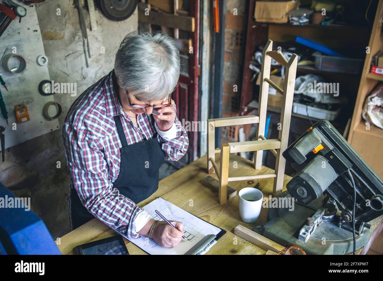 Female carpenter writing diy hi-res stock photography and images - Alamy