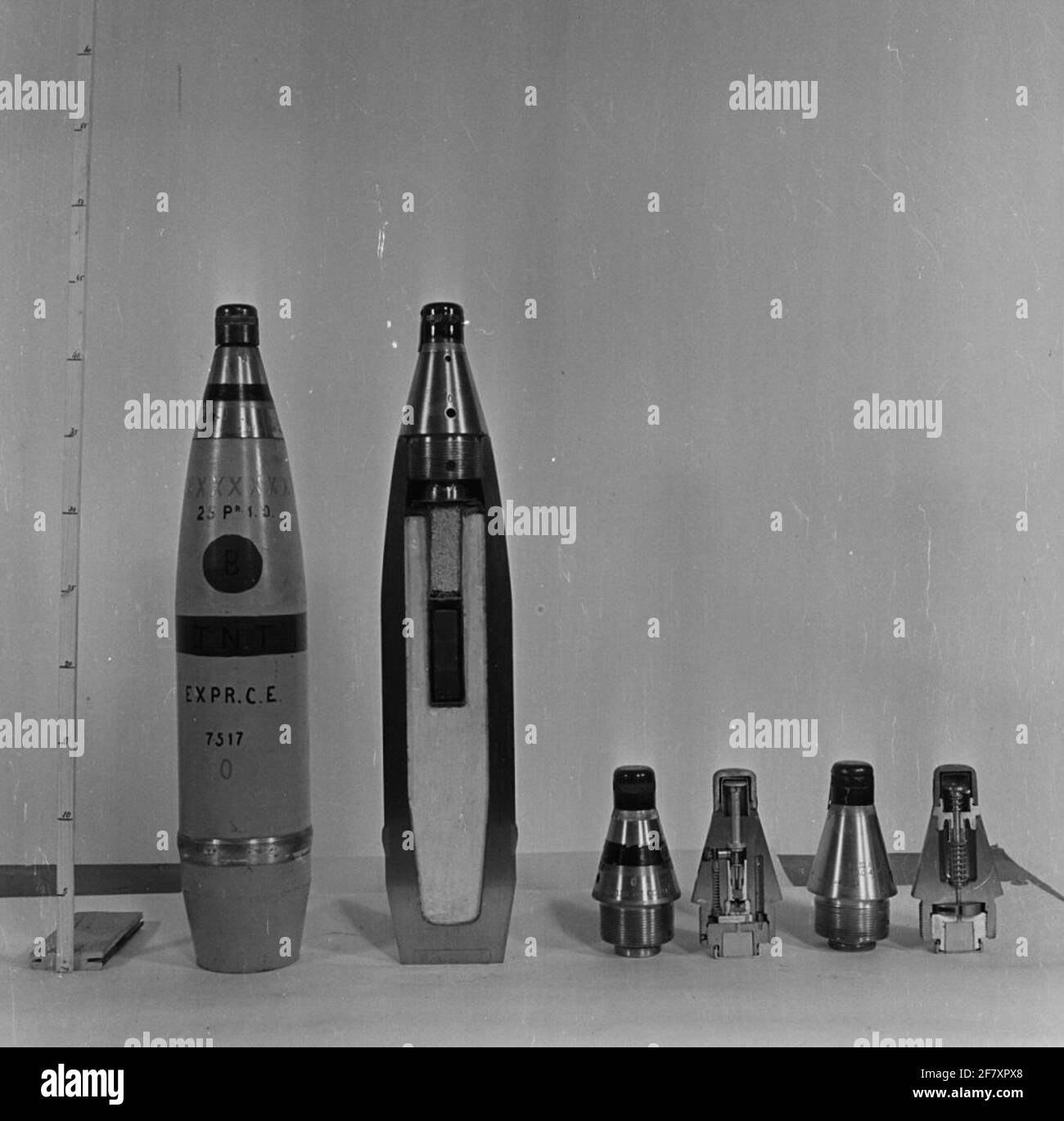 Grenade head containing the inflammatory mechanism and the explosive ...