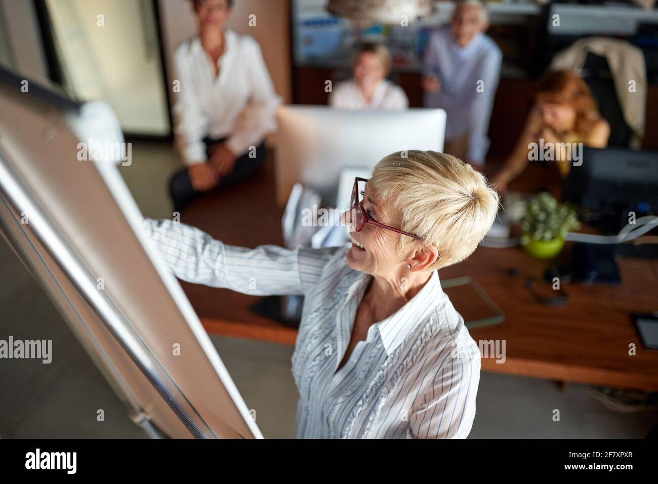 Women senior leader panel hi-res stock photography and images - Alamy