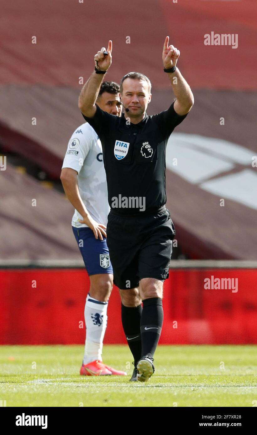 Match referee paul tierney hi-res stock photography and images - Alamy
