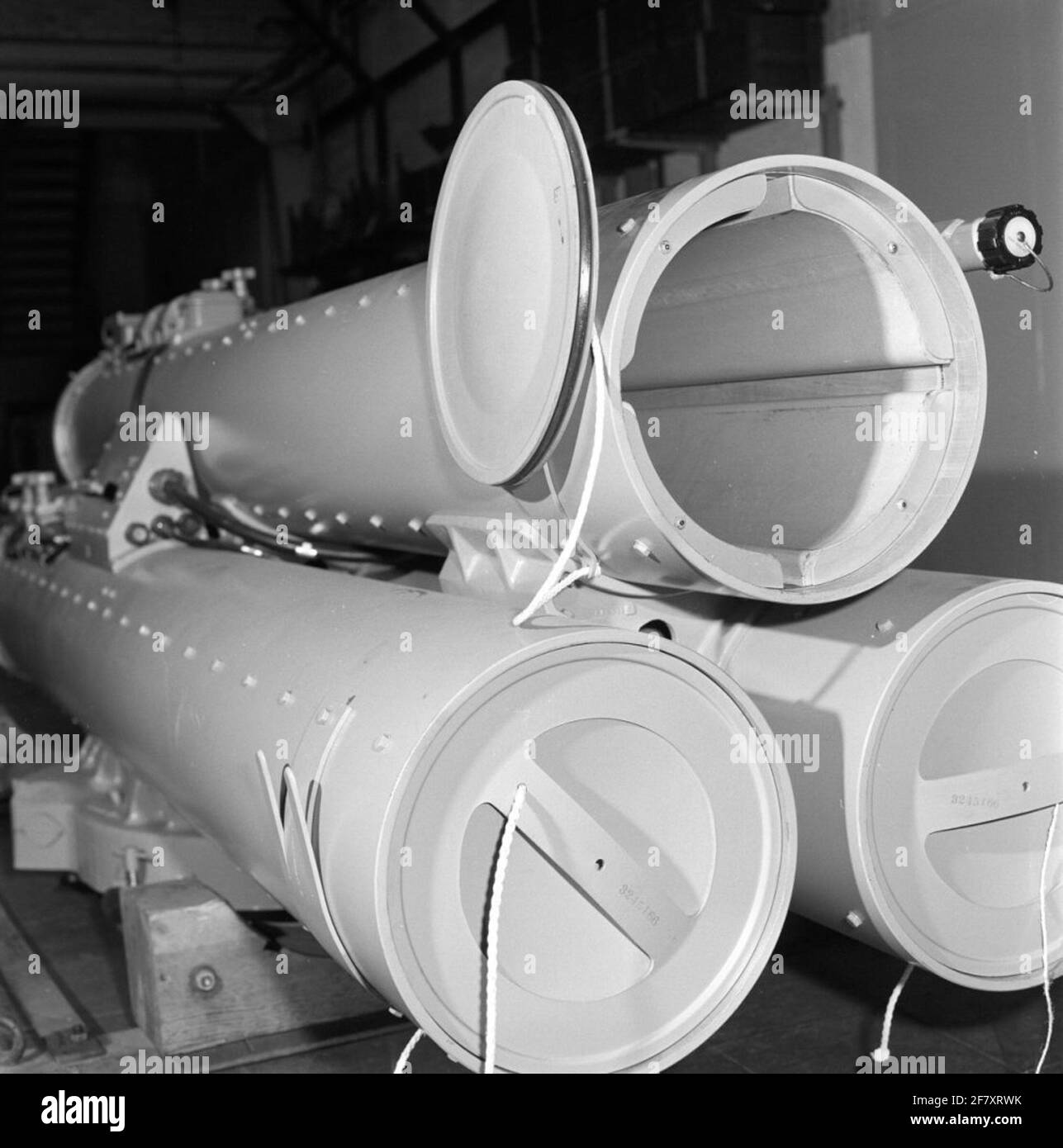 Torpedo launch tube Mk 37 mod 5 for launching torpedoes Mk 44 and MK 46 ...