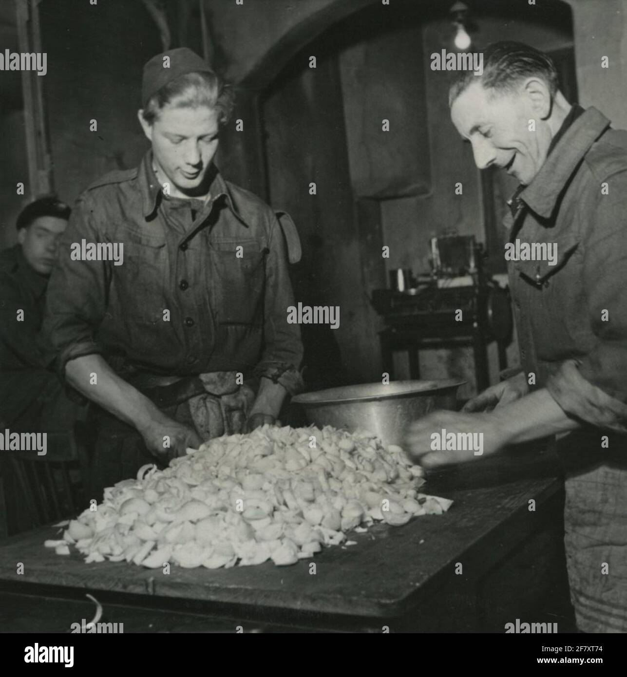 Army field kitchen staff serving hi-res stock photography and images ...