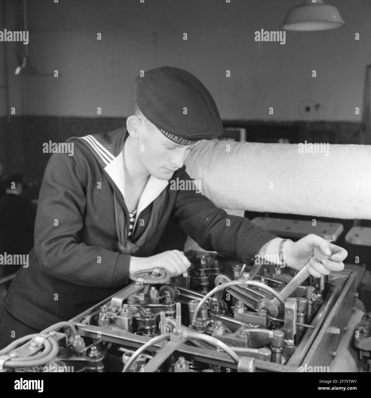 Engine mechanics instruction hi-res stock photography and images - Alamy