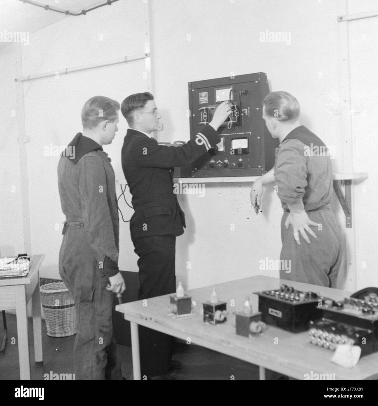 Electrical engineering class Black and White Stock Photos & Images - Alamy