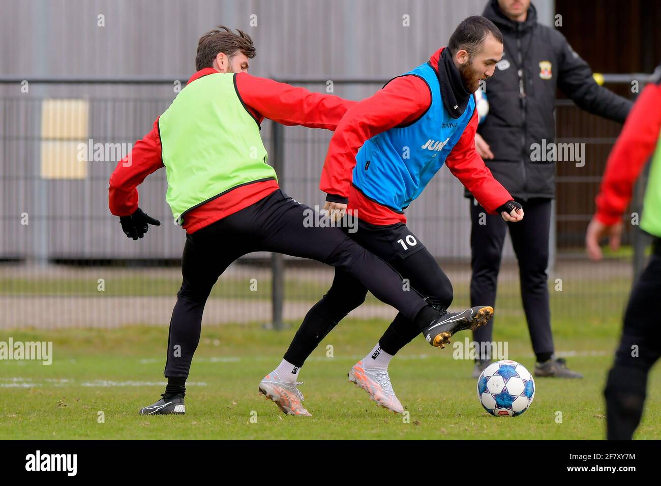 DEVENTER, NETHERLANDS - APRIL 10: Sam Hendriks of Go Ahead Eagles ...