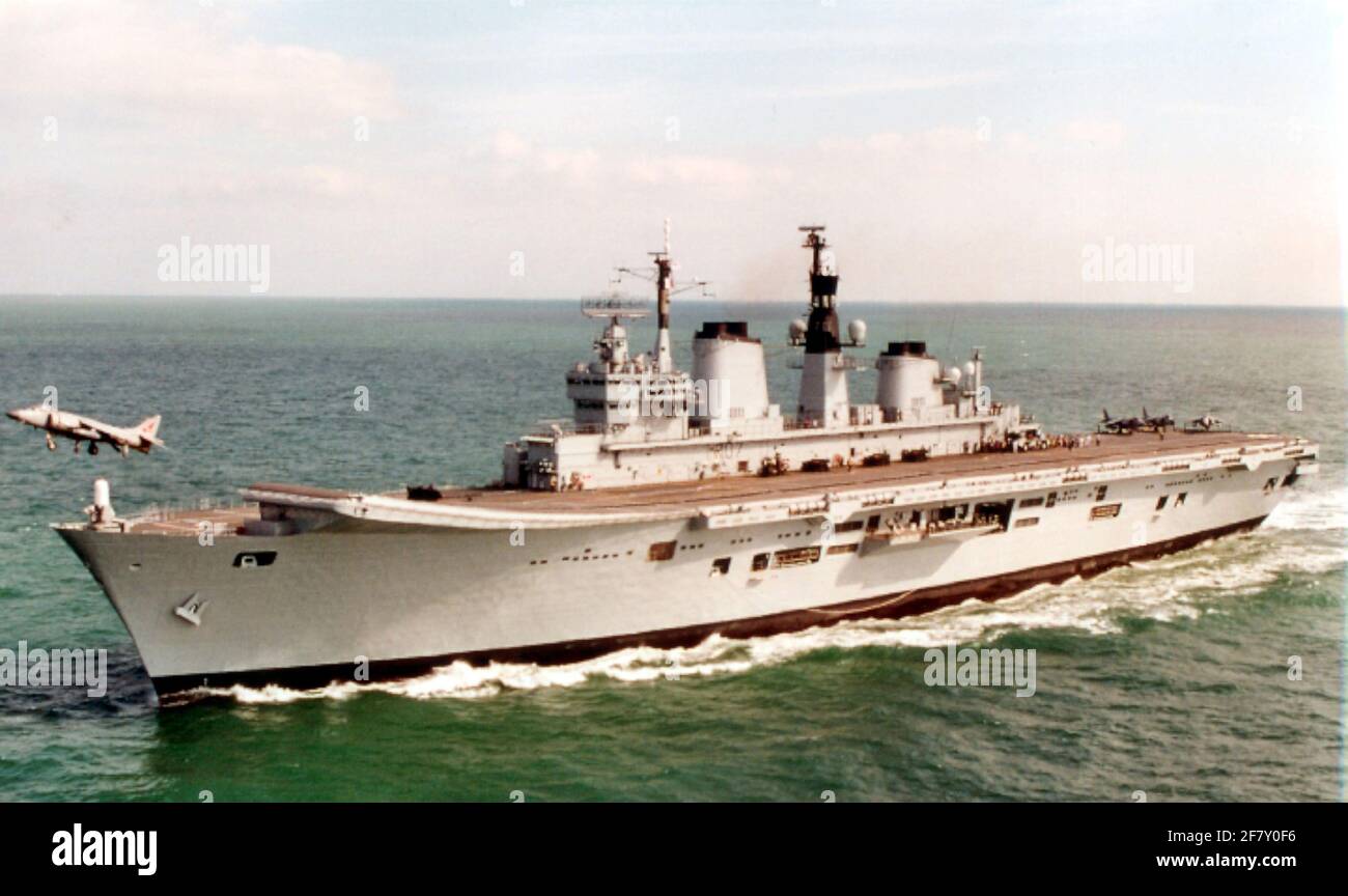 HMS ARK ROYAL PIC MIKE WALKER 2002 Stock Photo - Alamy