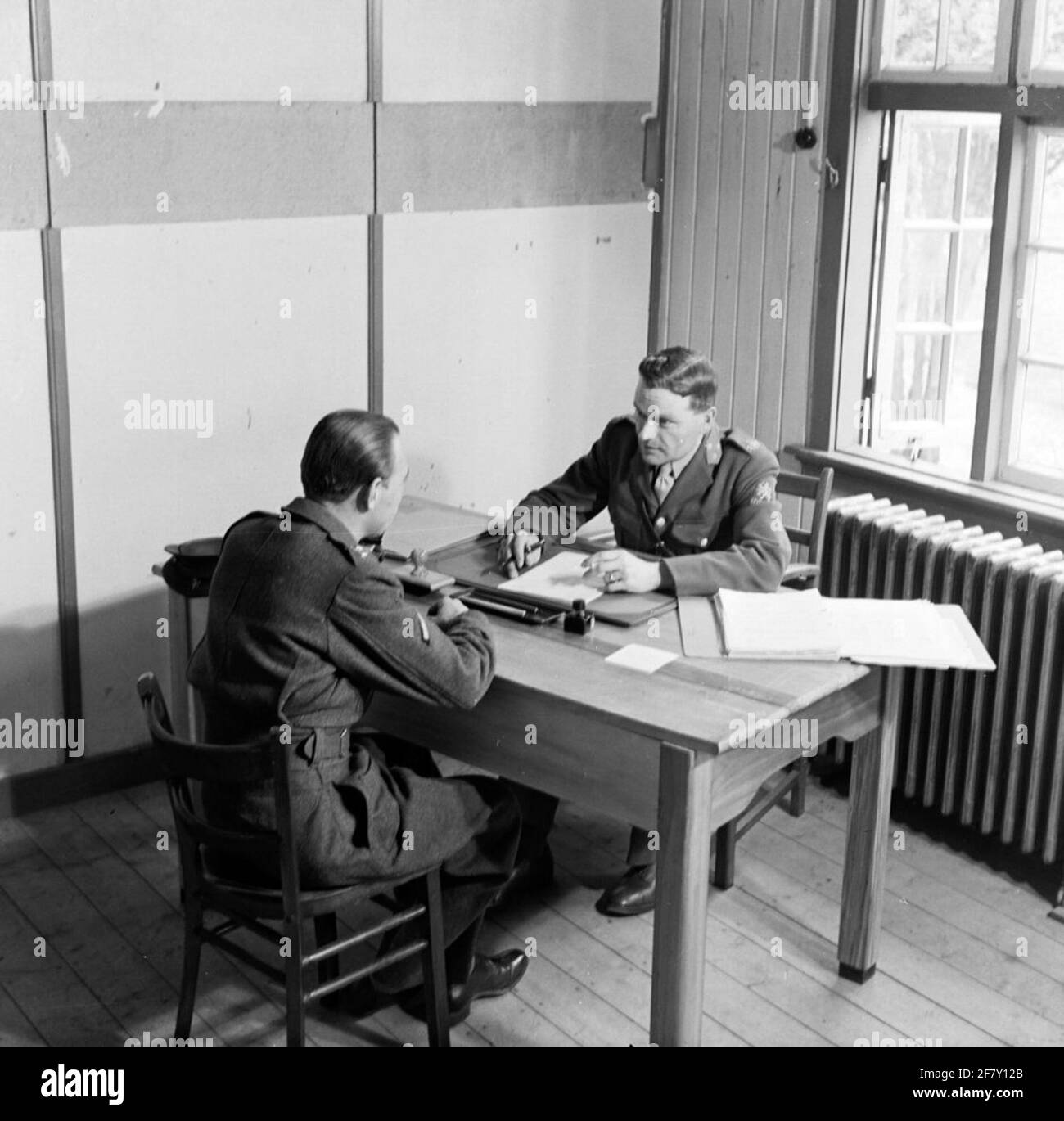 Captain in conversation with a sergeant Stock Photo - Alamy