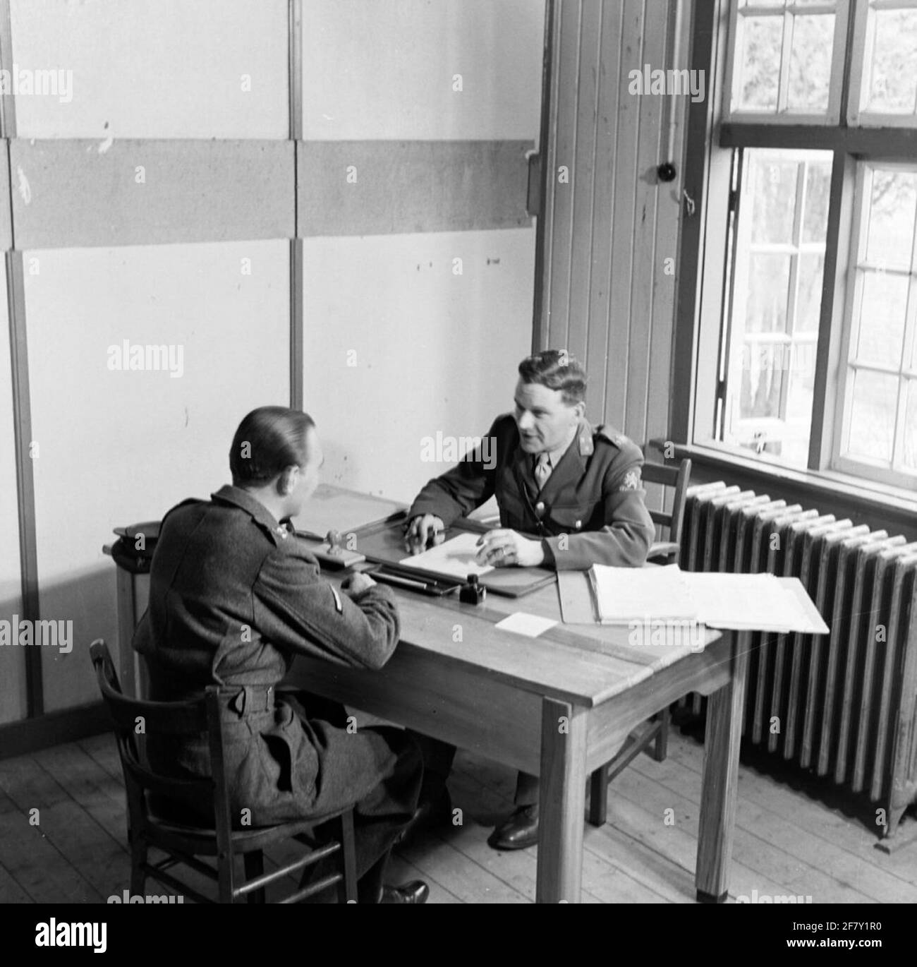 Captain in conversation with a sergeant Stock Photo - Alamy