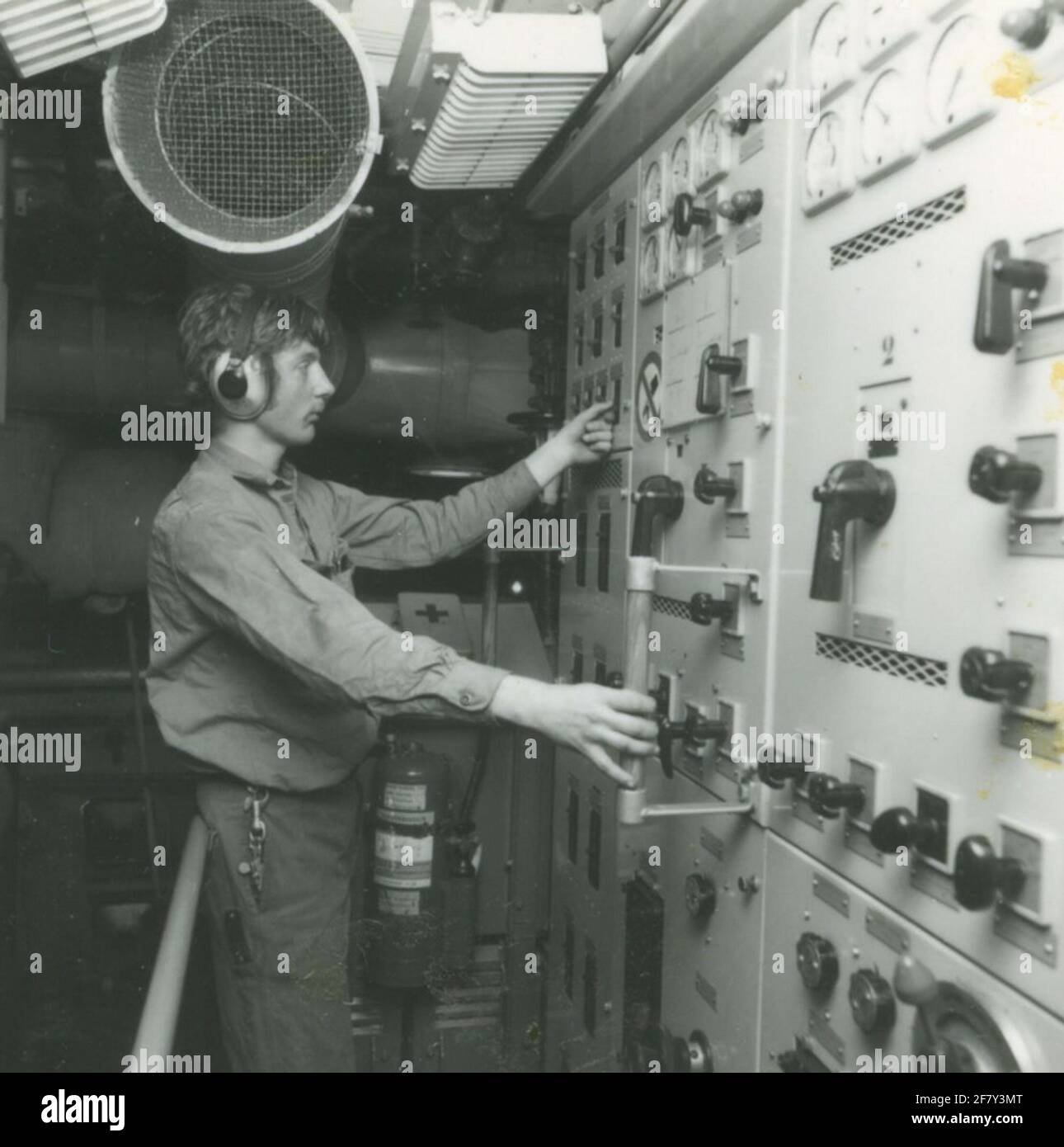 Work Technical Service on board Wolf-Class Frigate Hr.Ms. Jaguar (1954 ...
