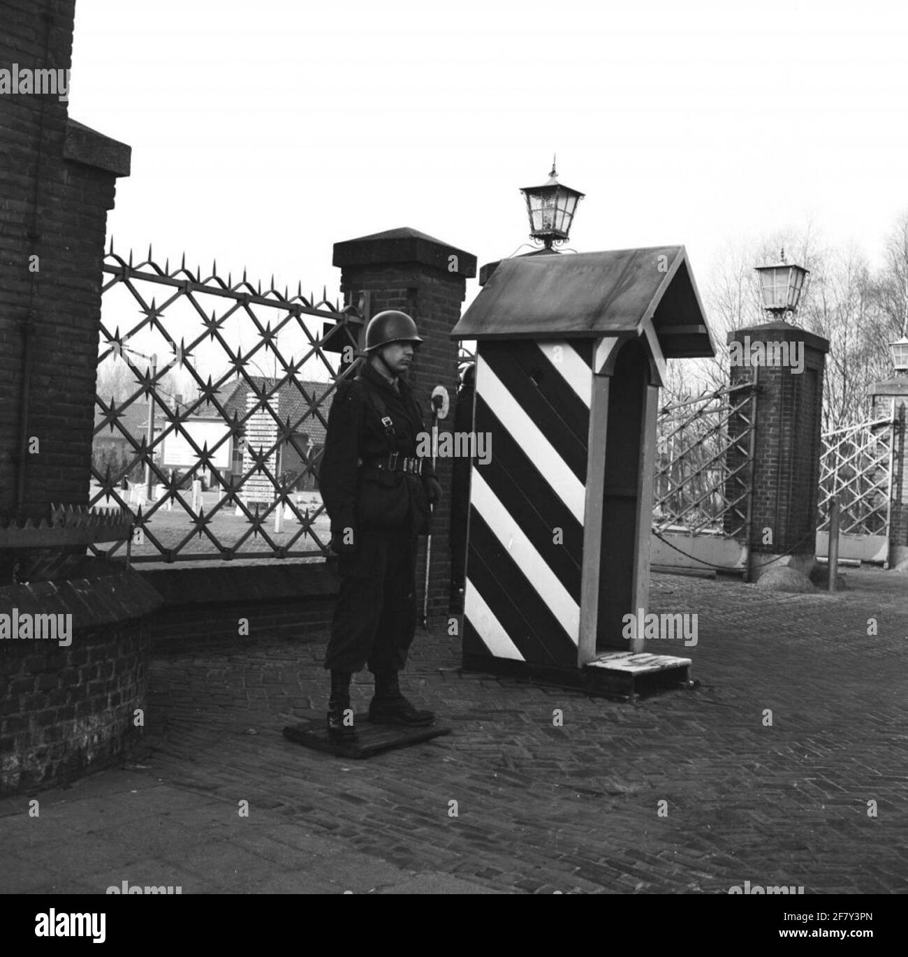 Armed soldier guarding gate hi-res stock photography and images - Alamy