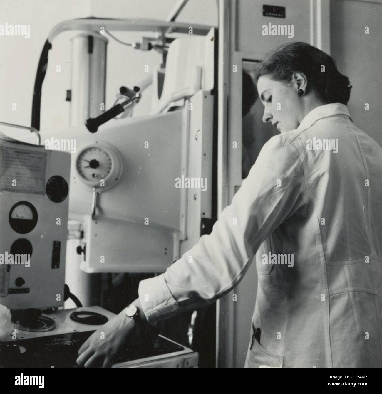 The X-ray department of the military hospital in the Muzenstraat in The ...