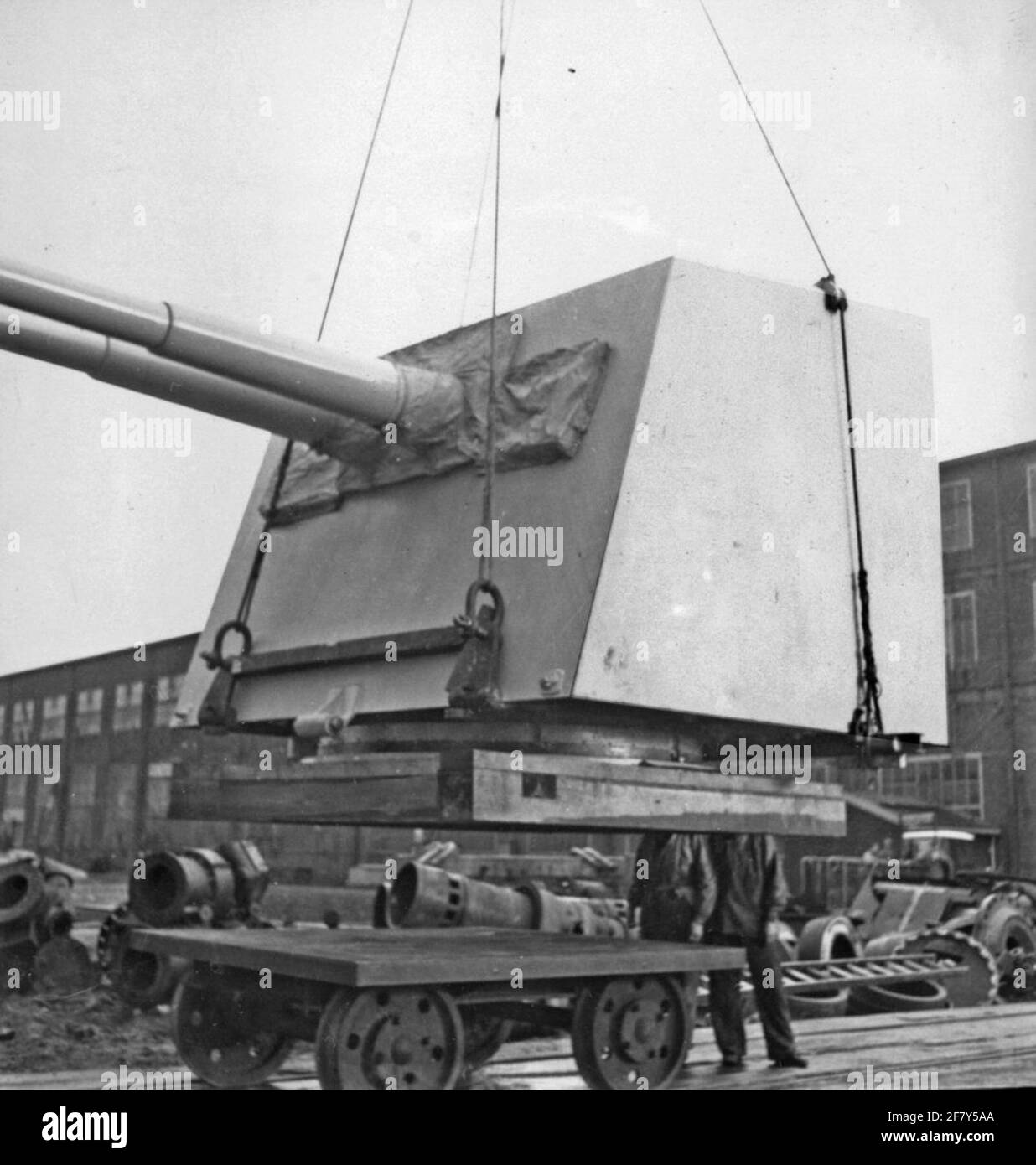 Disassembly of one of the 15 cm gun towers of the cruiser Hr.Ms. Tromp ...