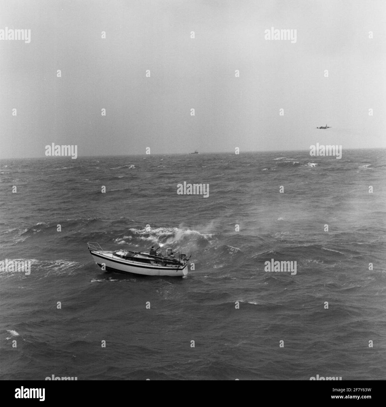 Emergency signal "Ship in need". Lockheed P-3C Orion on Exploration ...