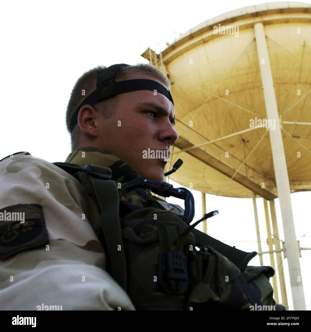 A soldier on patrol in Iraq Stock Photo - Alamy