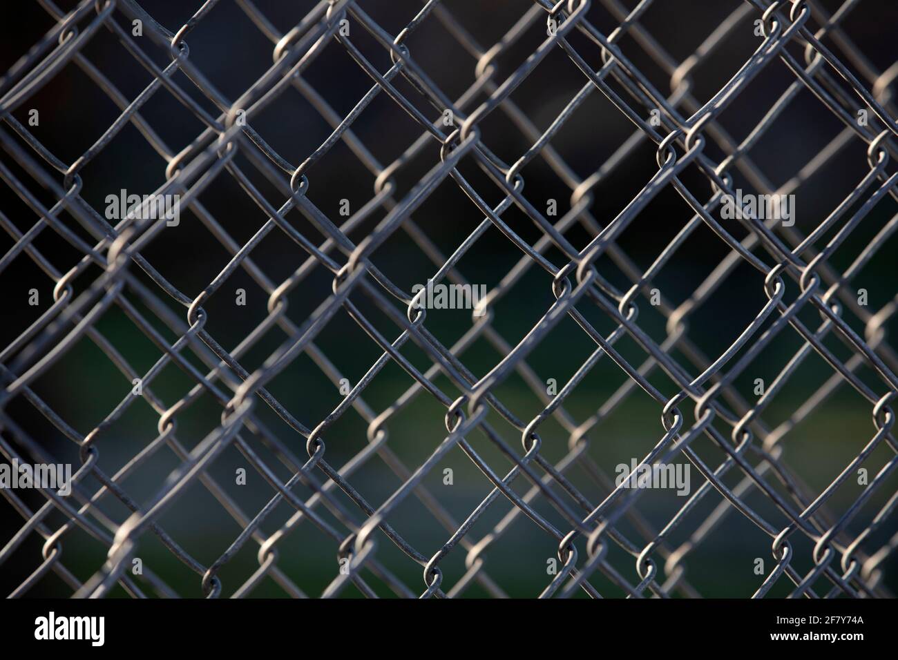Interlocking wire chain link fence Stock Photo - Alamy
