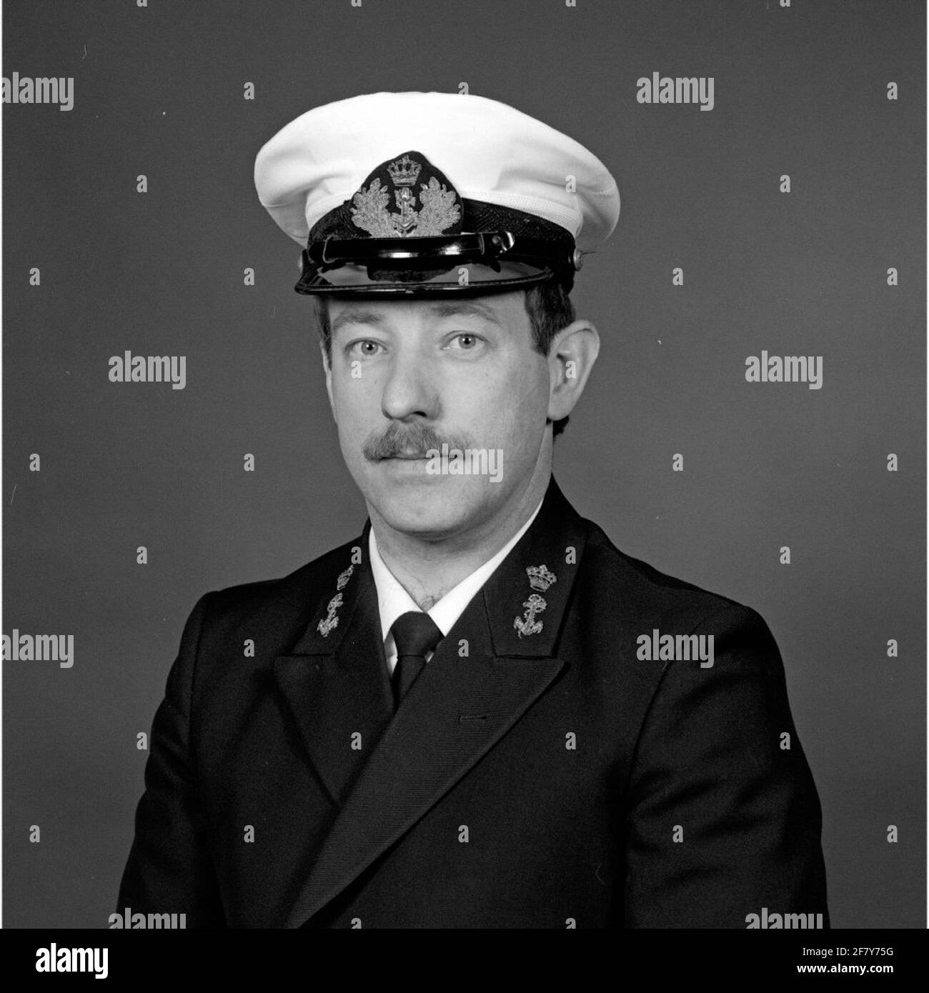 Portrait of the commander of the mine hunter Hr.Ms. Haarlem, Lieutenant ...