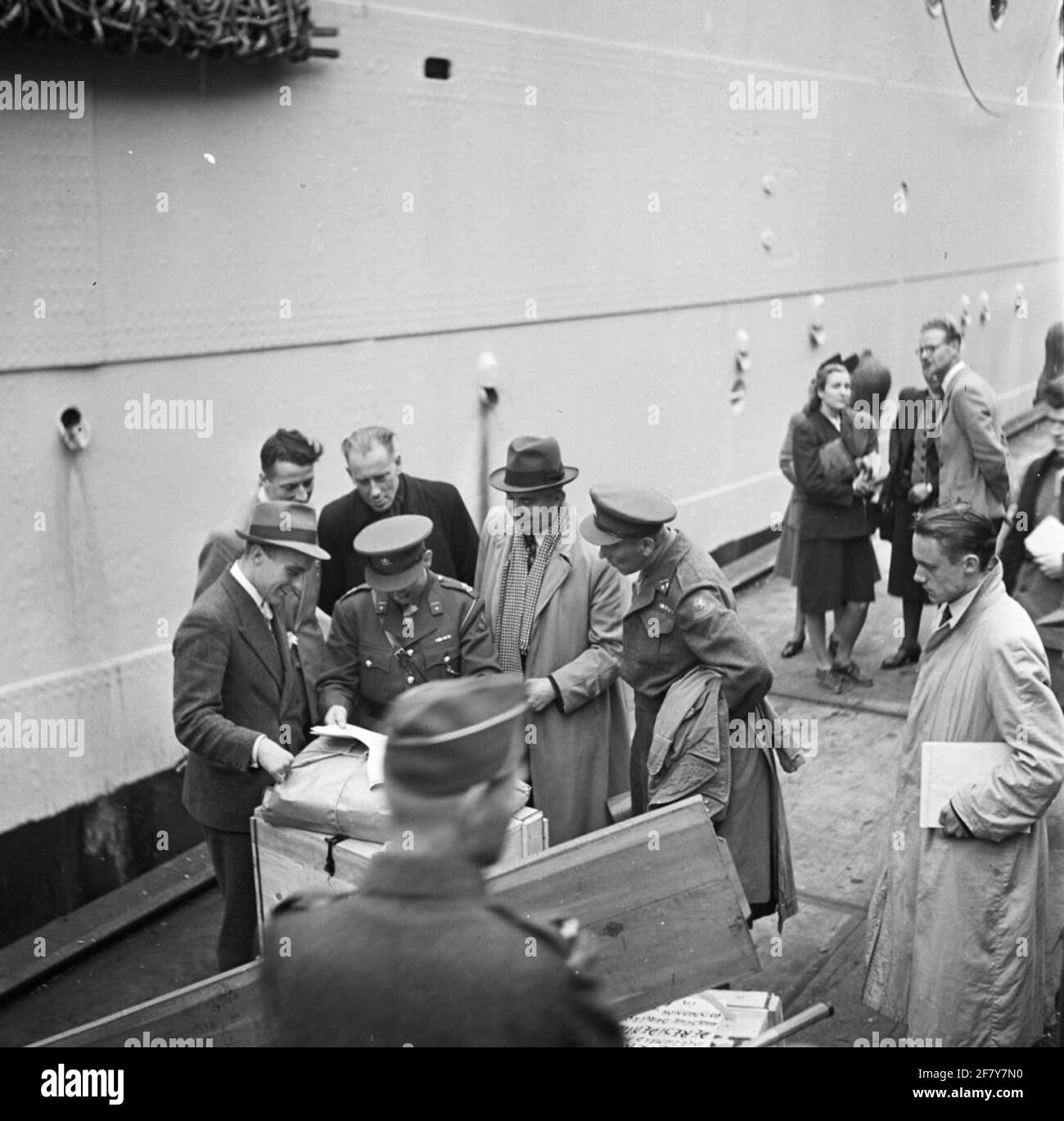 Troop ship hi-res stock photography and images - Alamy