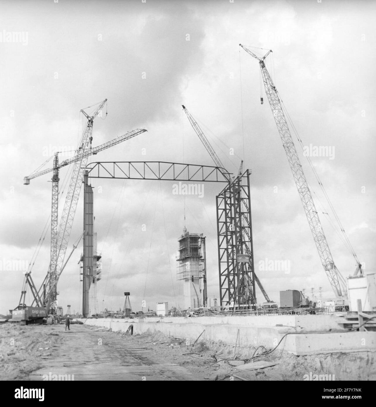 The construction of the new covered Fregattendok (DOK 6, also called ...