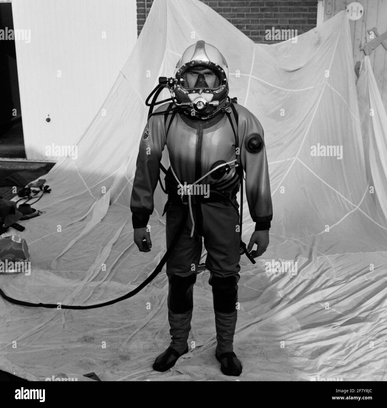 Diving medical center km, Den Helder. The modern helmet for compressed ...