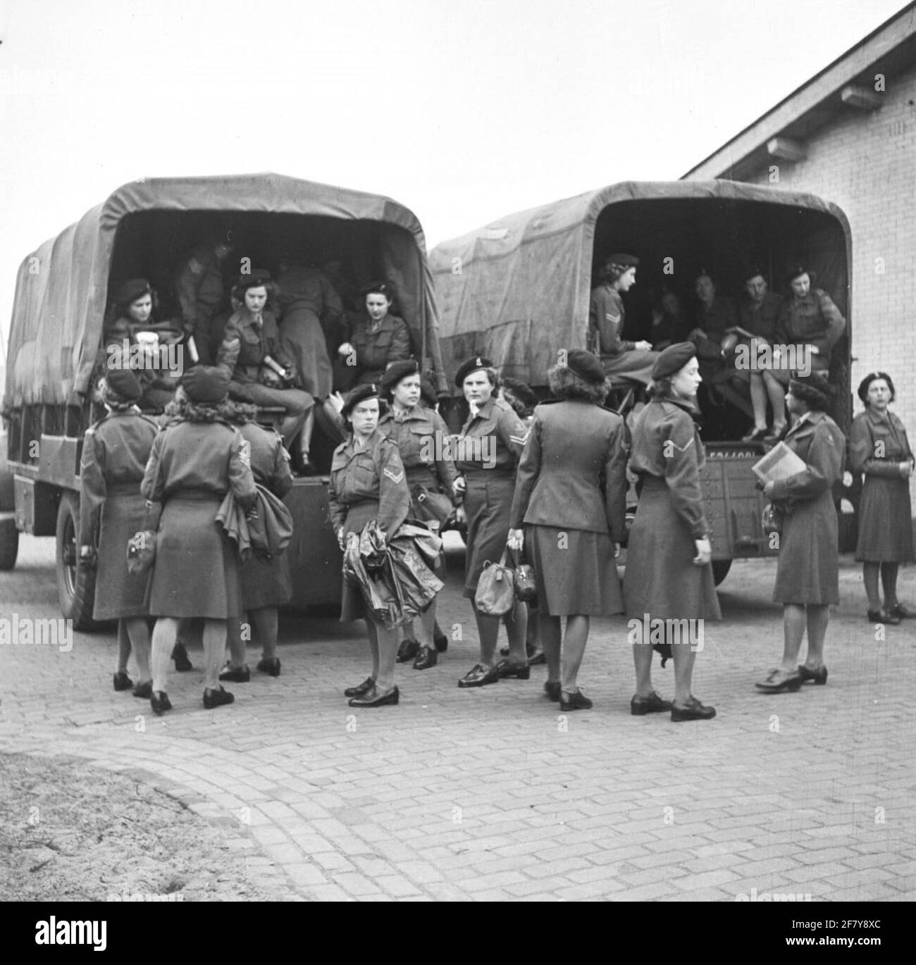 Soldier women help corps hi-res stock photography and images - Alamy