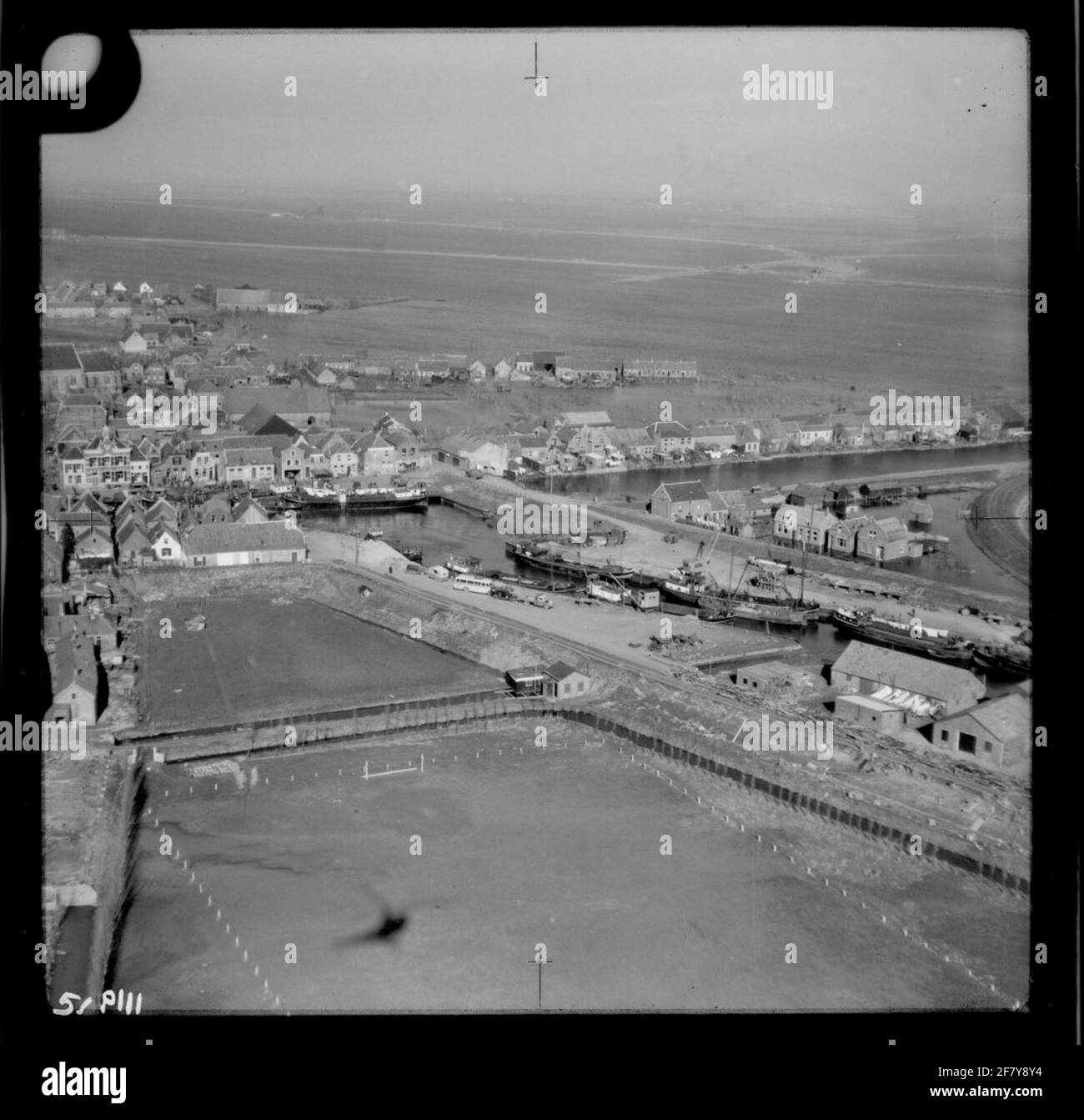Watersnoodramp 1953. Air photo of Oude-Tonge with an overview of the ...
