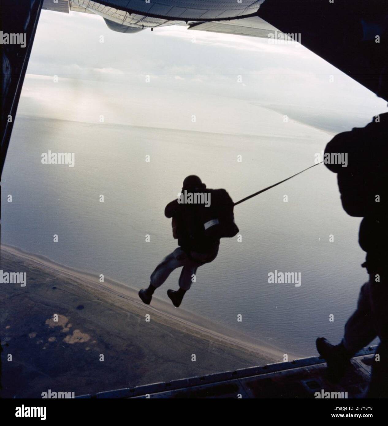 Parachuting marines hi-res stock photography and images - Alamy