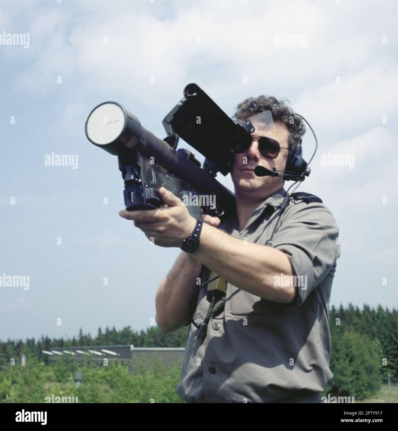 Air Force Soldier with the Stinger. The Stinger is an infrared (heat ...