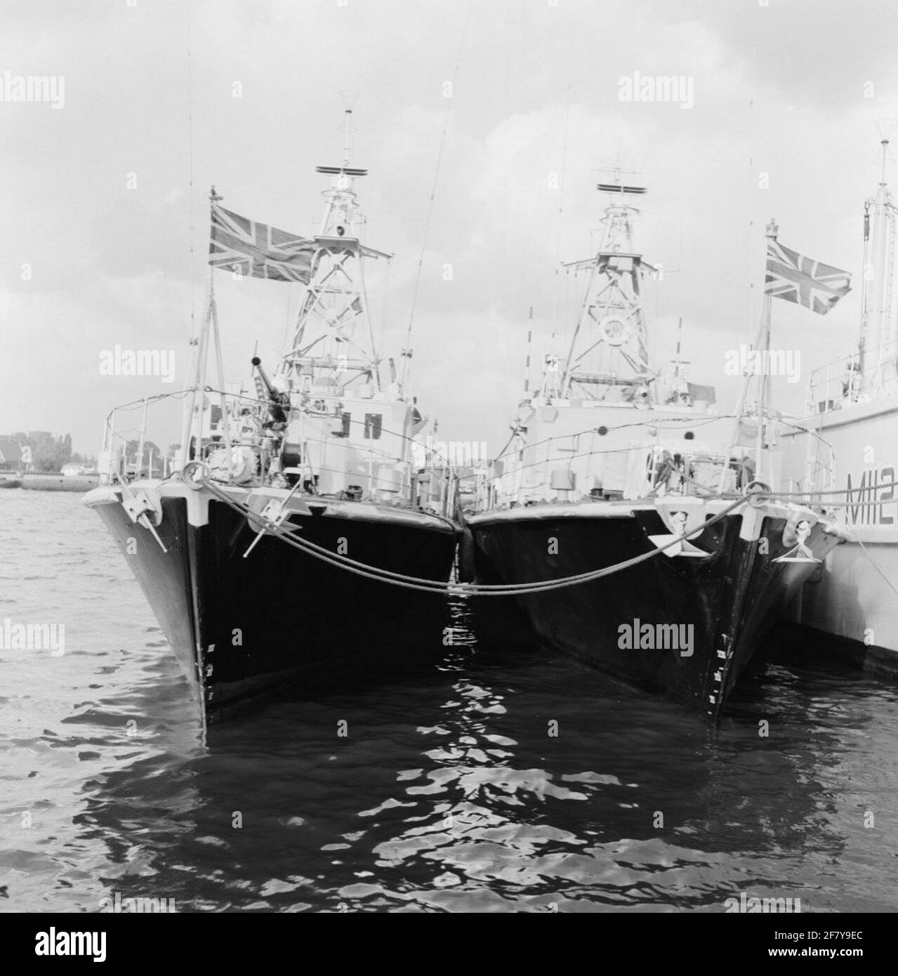 British shallow water sweeps from the Ley Class (black trunk) and on ...