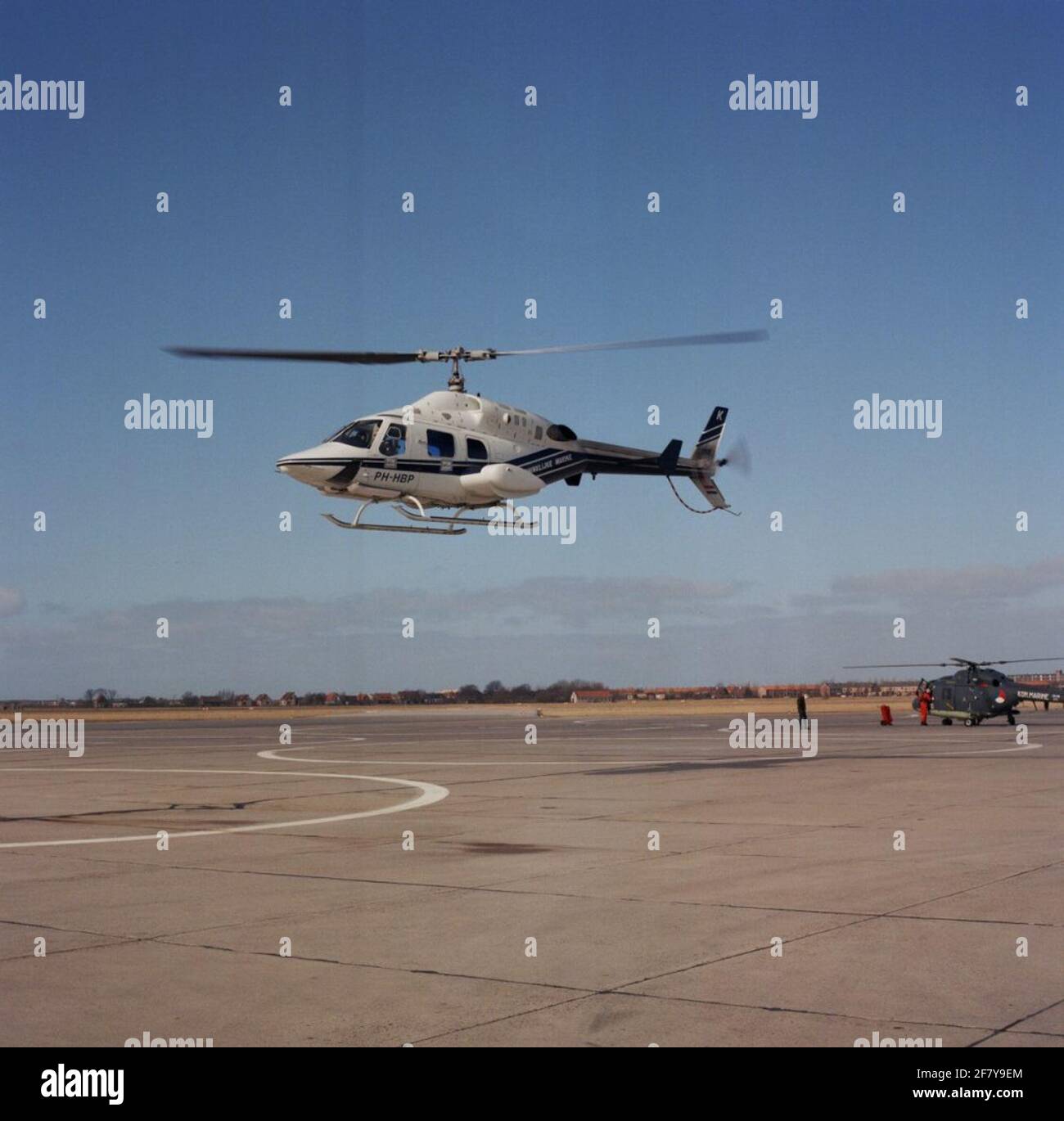 Bell 222 helicopter hi-res stock photography and images - Alamy